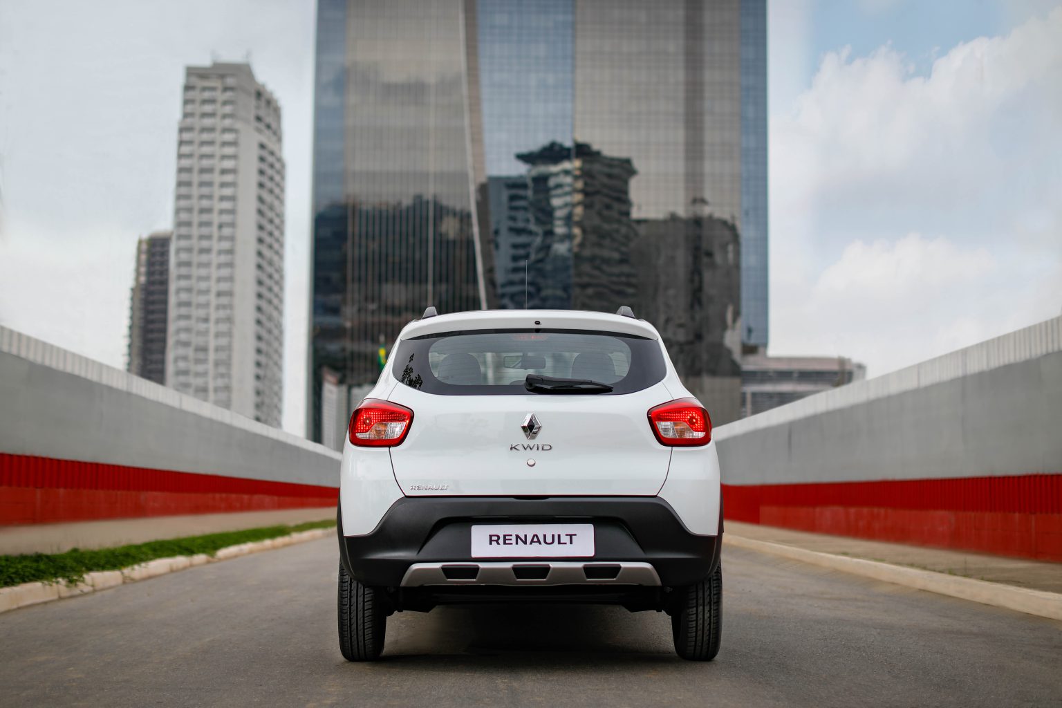 Existe Kwid automático? Entenda se há disponível no Brasil
